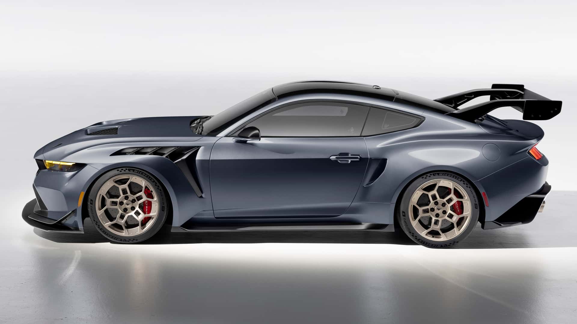 سعر ومواصفات فورد موستنج 2025 GTD في السعودية